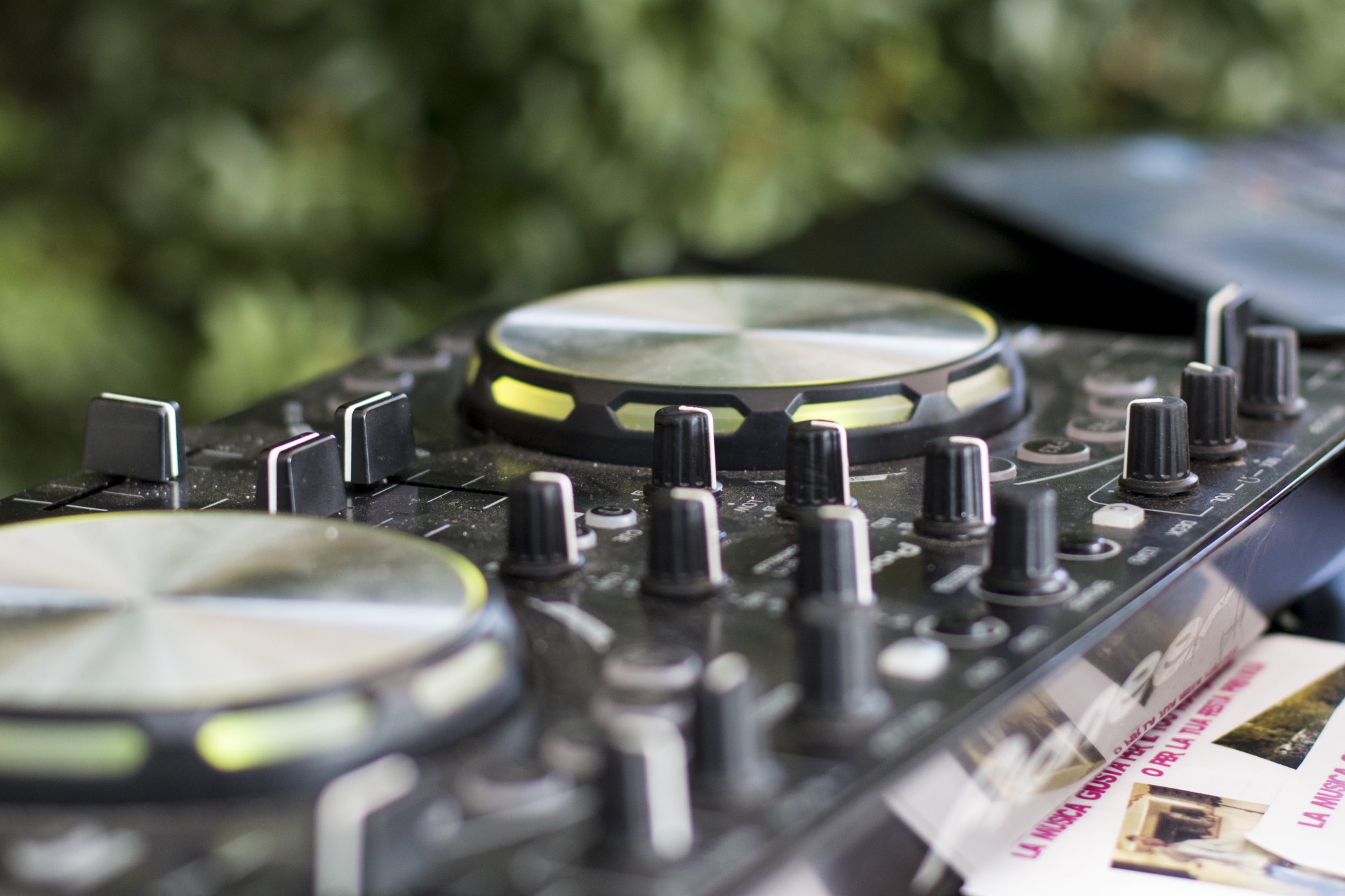 What to Look for When Hiring a Professional DJ