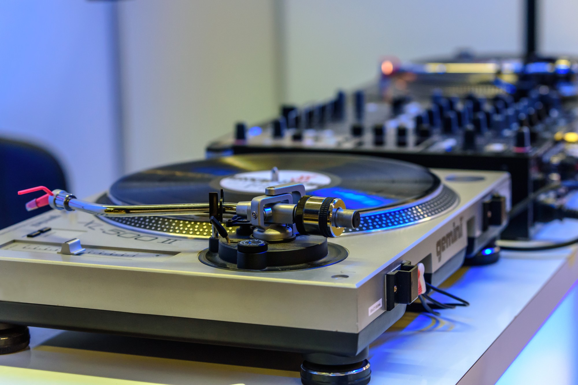 Disc Jockeys Chicago: How to Choose the Right Wedding Disc Jockey